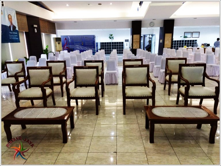 Meja VIP Kayu | Pusat Sewa Meja & Sewa Kursi Event Kantor Anda